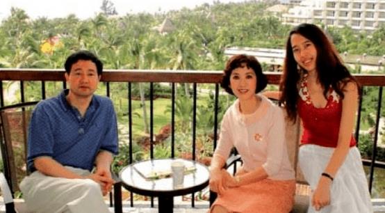 Gong Xue posted a family photo. She is as beautiful as her daughter at ...