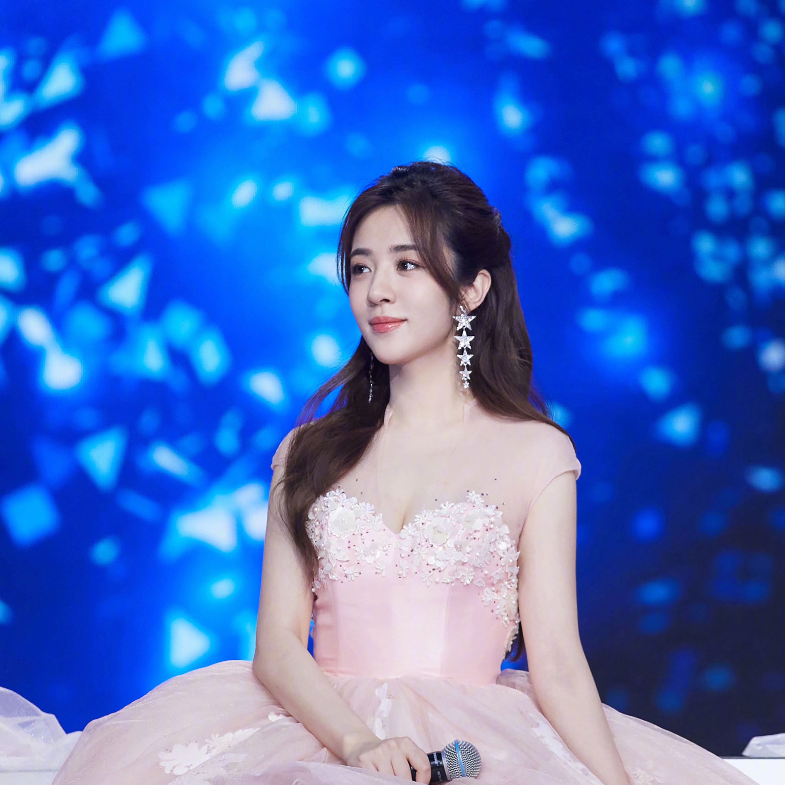 Well-known actress Wang Xiaochen posted: "In the future, we will meet ...