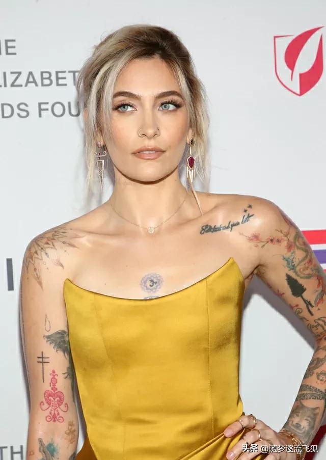 Paris Jackson wears a tube top and slit dress, showing a cool and ...