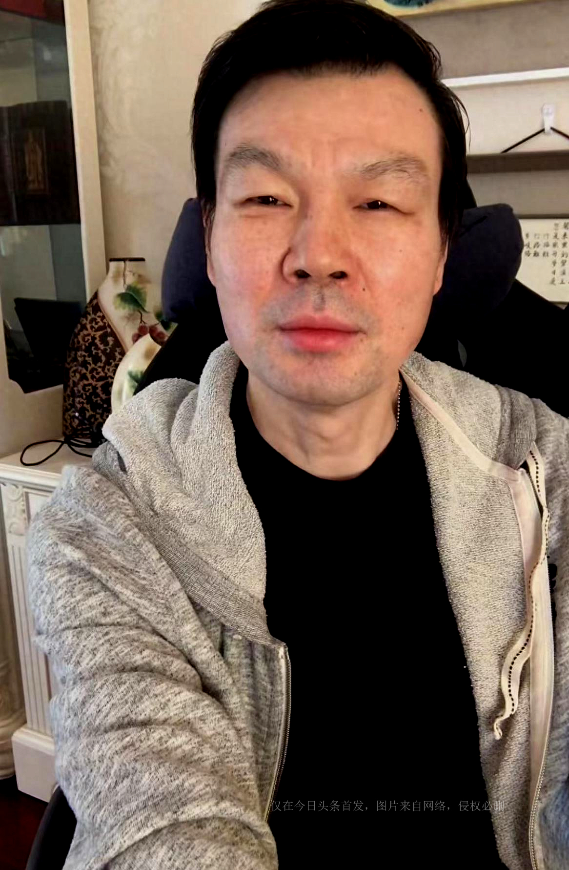 Host Li Bin made a rare appearance at a party. He was swollen and ...