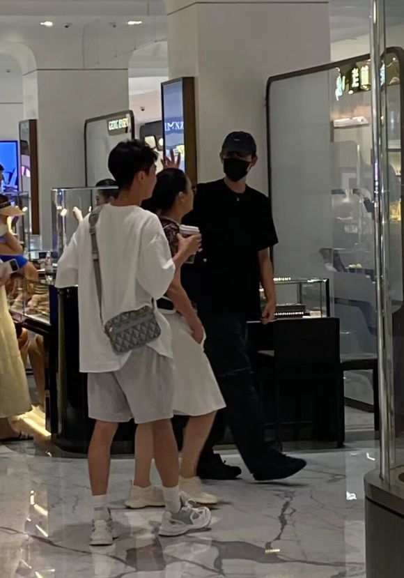Chen Feiyu goes shopping with his mother, 54-year-old Chen Hong has a recent photo with ...