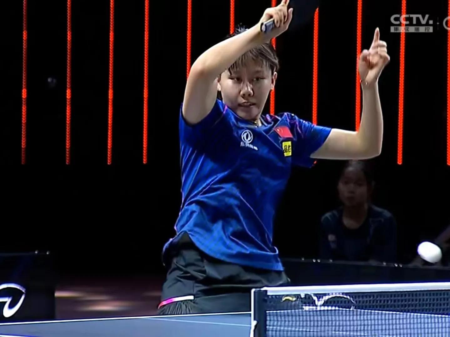 Chen Xing is on the same round tour!The black dress is eye-catching and ...