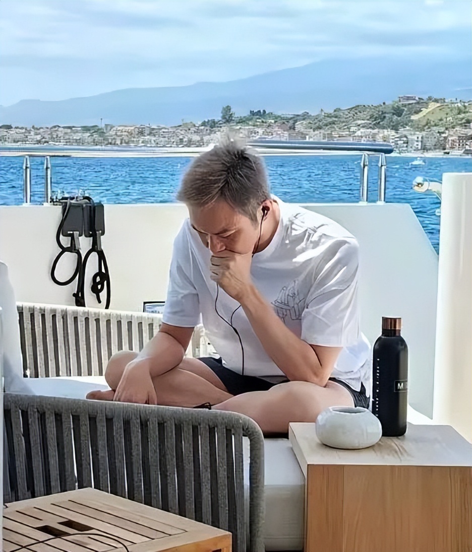 Anita Yuen and her wife have fun on the yacht! Her shorts show off her ...