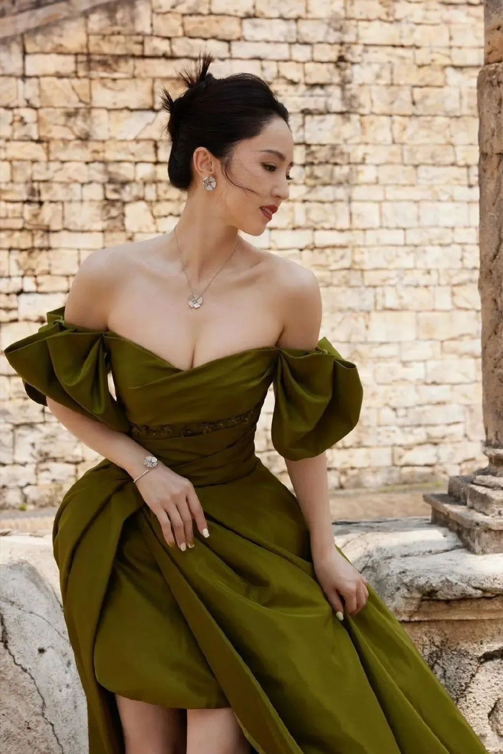 Actress Dong Xuan wore a green gilded tube top dress and strolled casually, gentle and virtuous ...