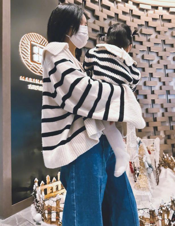 Yang Zishan posted her daughter in a mermaid dress, jokingly called her ...