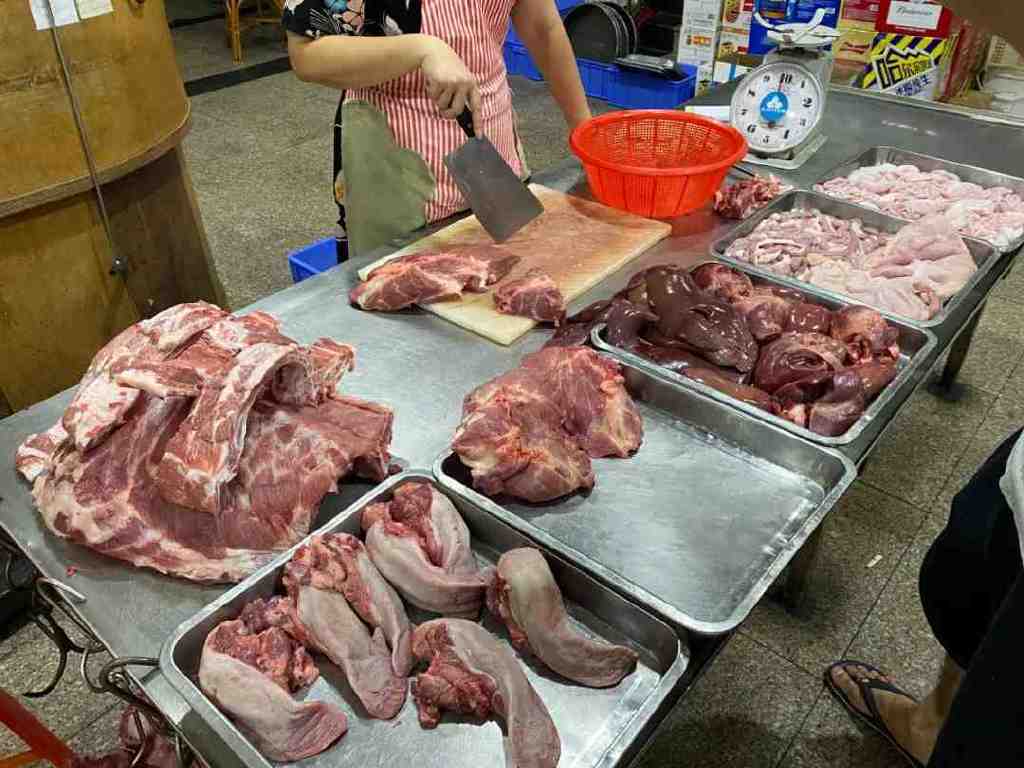 First stop: pork offal porridge - iNEWS