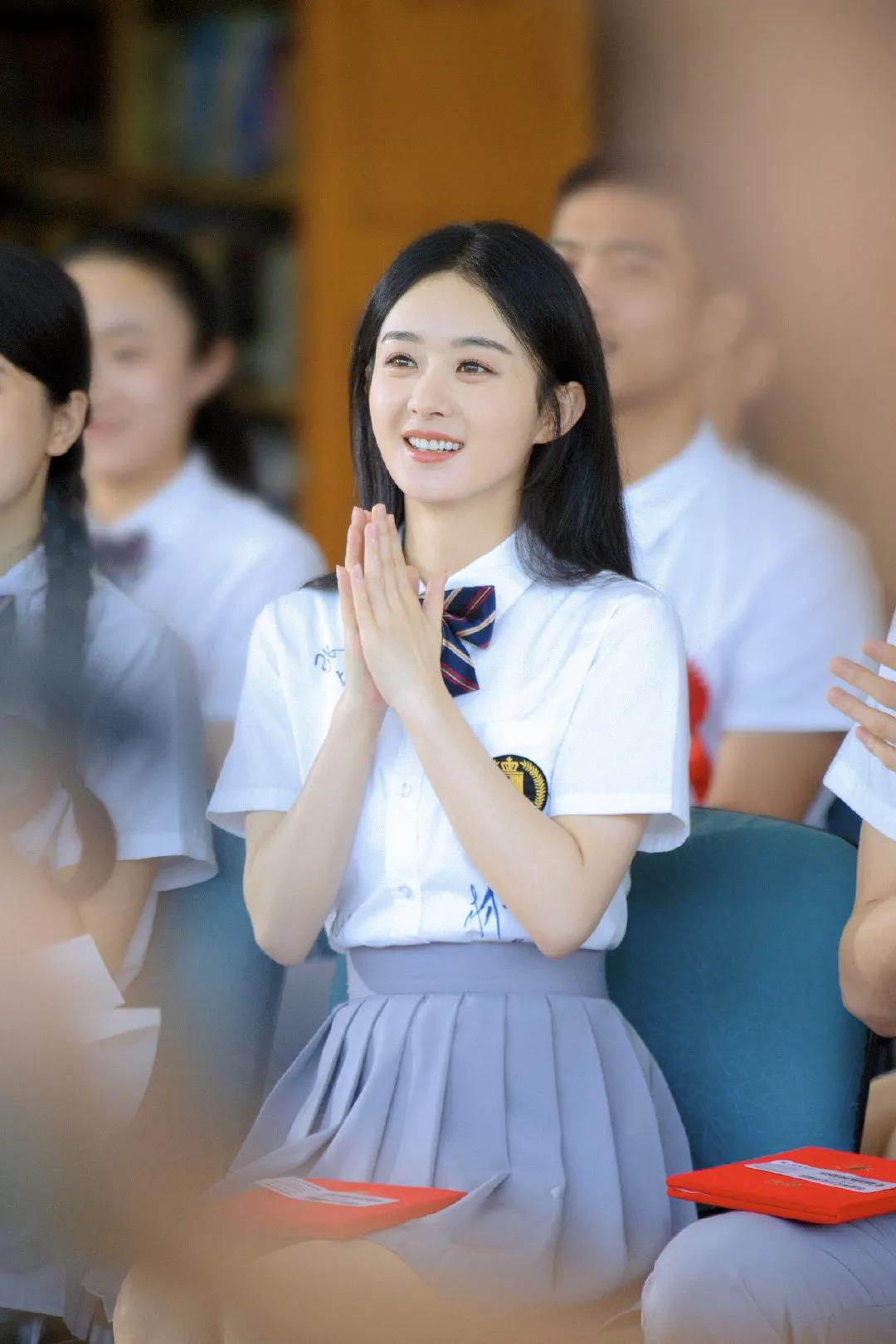 Zhao Liying's school uniform doesn't look like she is in her thirties ...