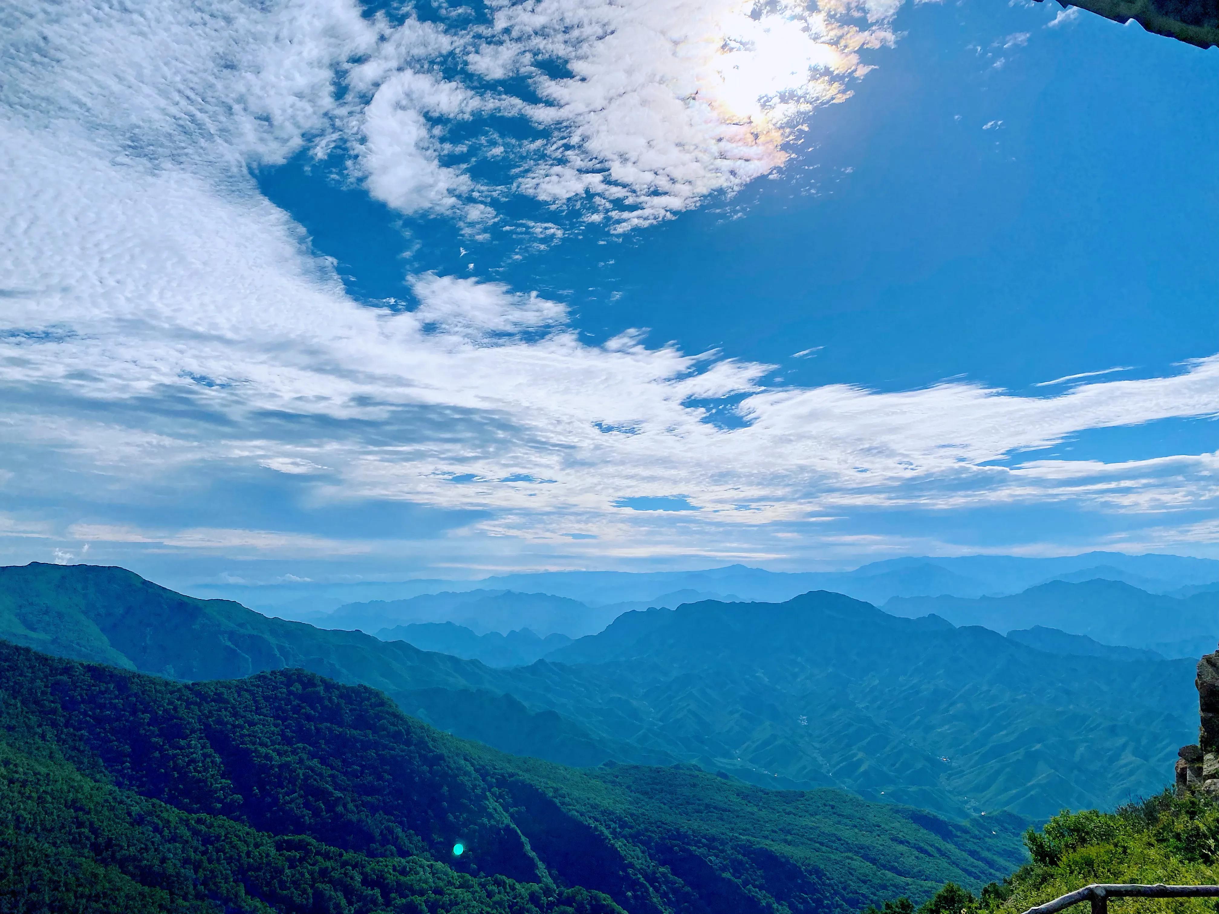 The Baihua Mountain in the west of Beijing is full of clouds, and the ...