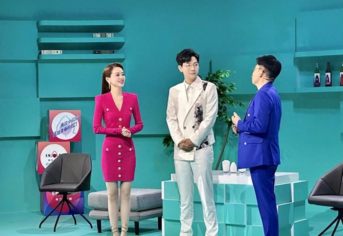 A new generation female host of CCTV, with good looks and talent ...