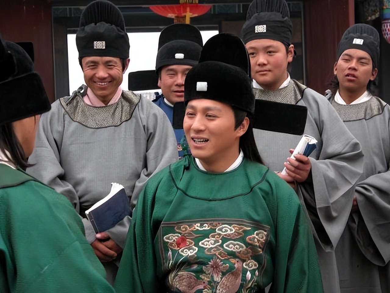 2 intriguing and unpopular poems, you need to experience them carefully ...