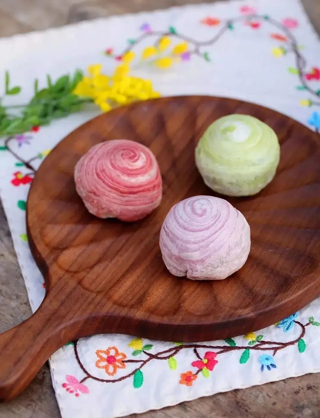 Baked// Rainbow Lotus Paste Egg Yolk Crisp - iNEWS