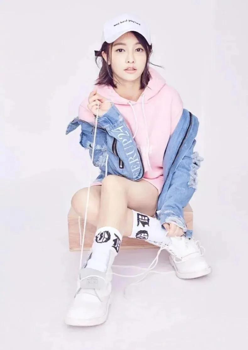 Miss Han Yiying, super beautiful e-sports goddess - iNEWS