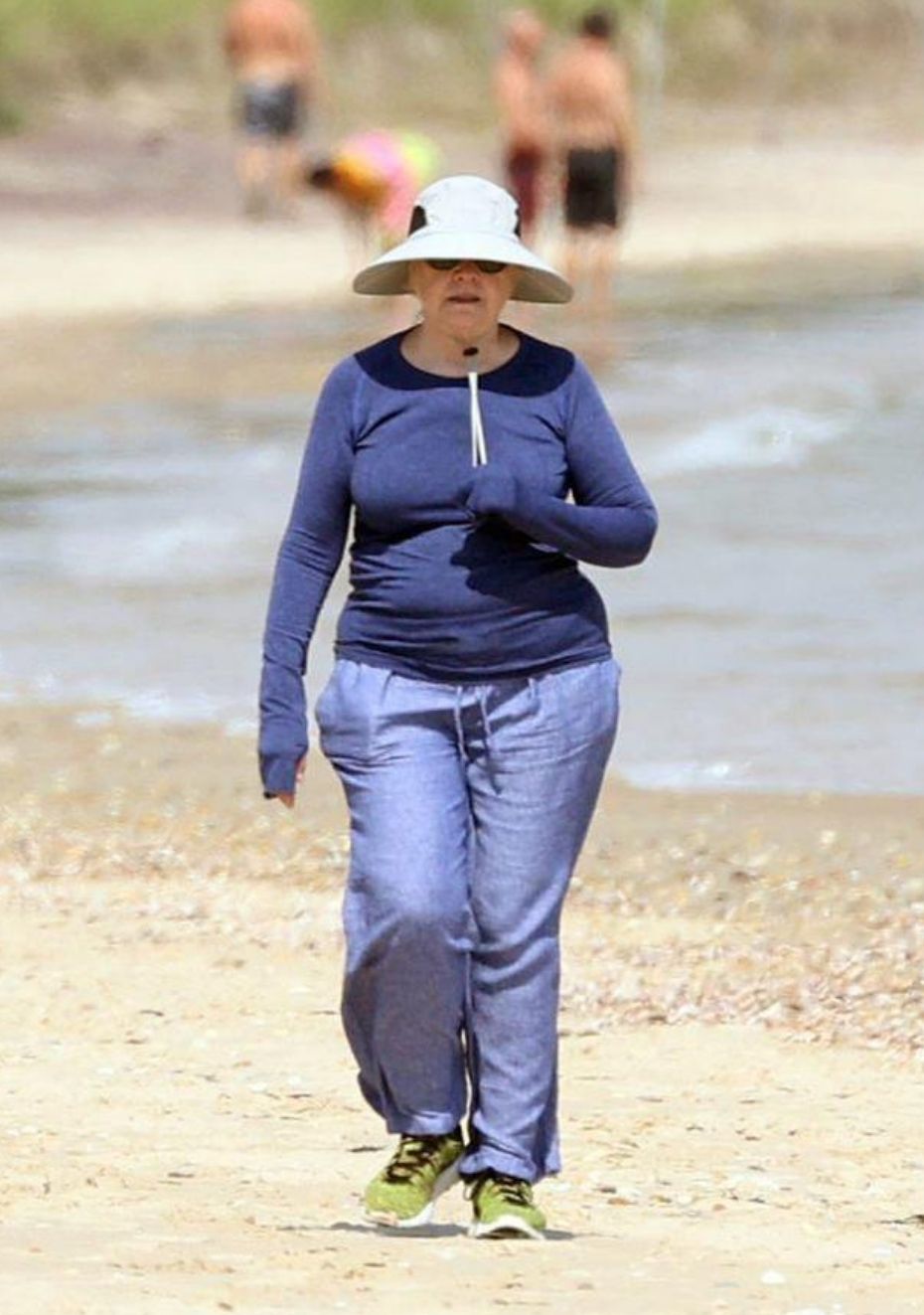 73-year-old Hillary's body "out of control", walking on the beach with ...