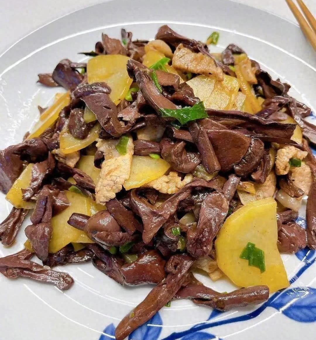 Tong Dawei posted a picture of his home-cooked dinner, which was hearty ...