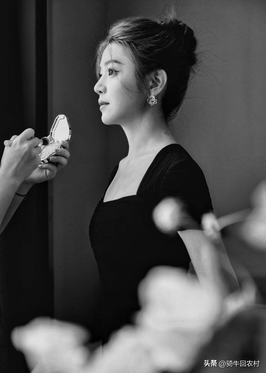 Michelle Chen's photo album reveals delicate facial features and gentle ...