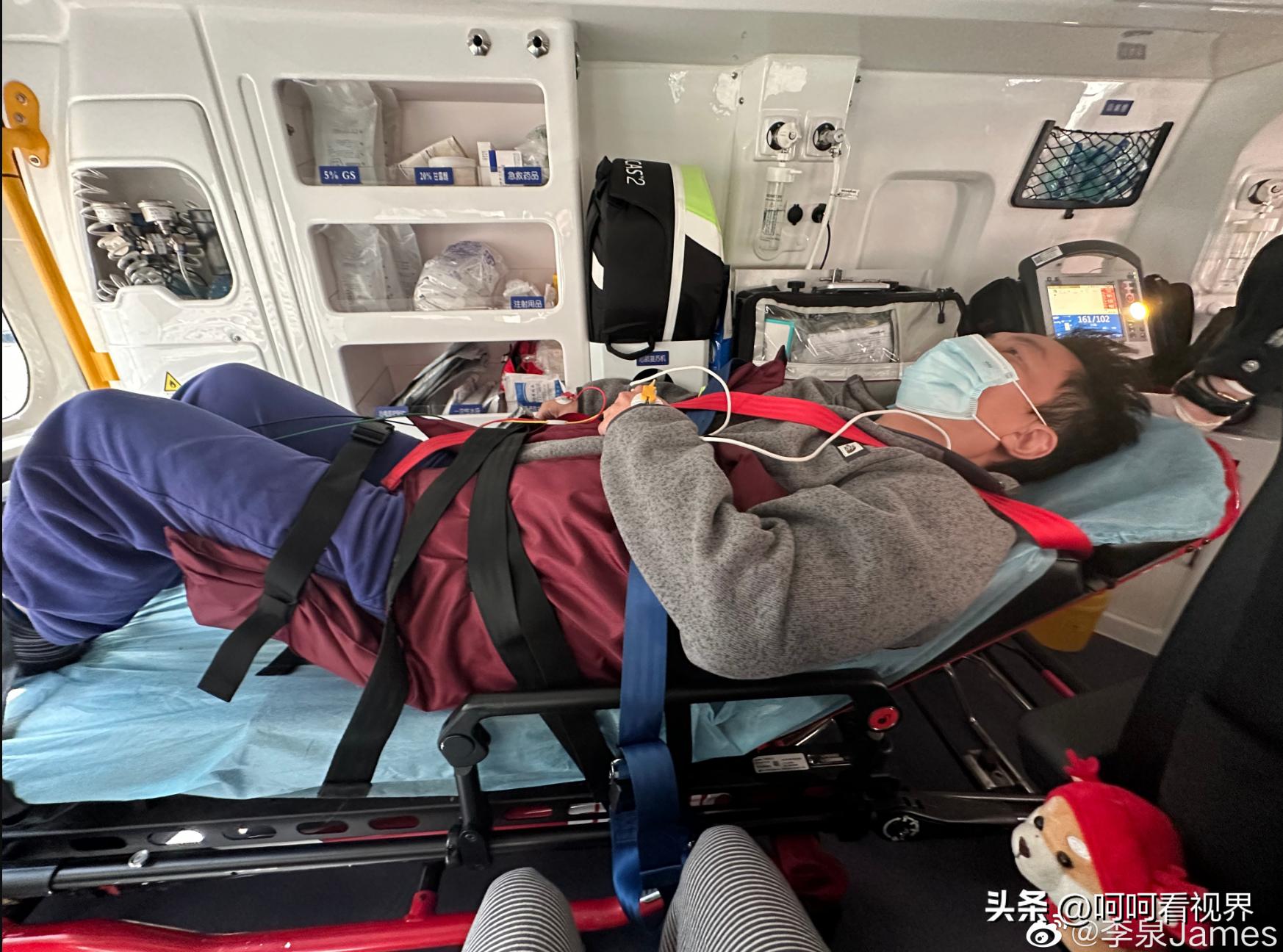 Lying on a stretcher, singer Li Quan lamented "Half a month, a dream ...