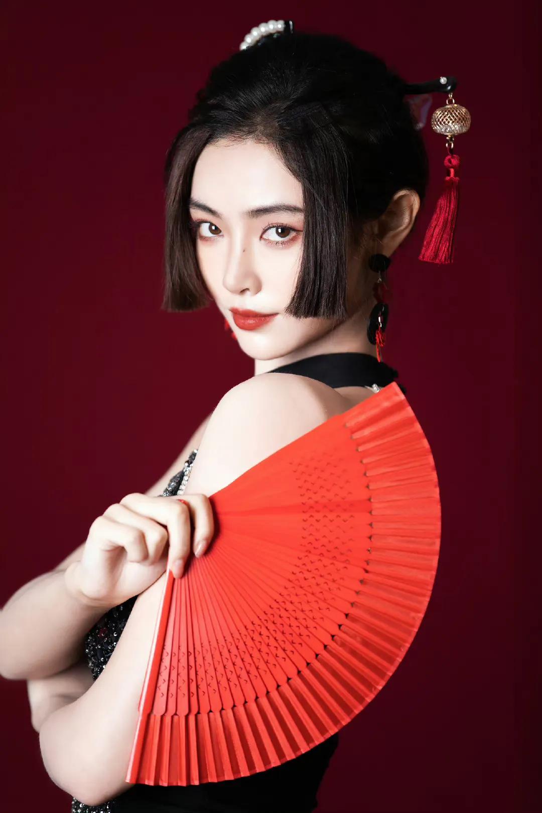 Xu Jiaqi leggings high-heeled sandals beautiful long legs - iNEWS