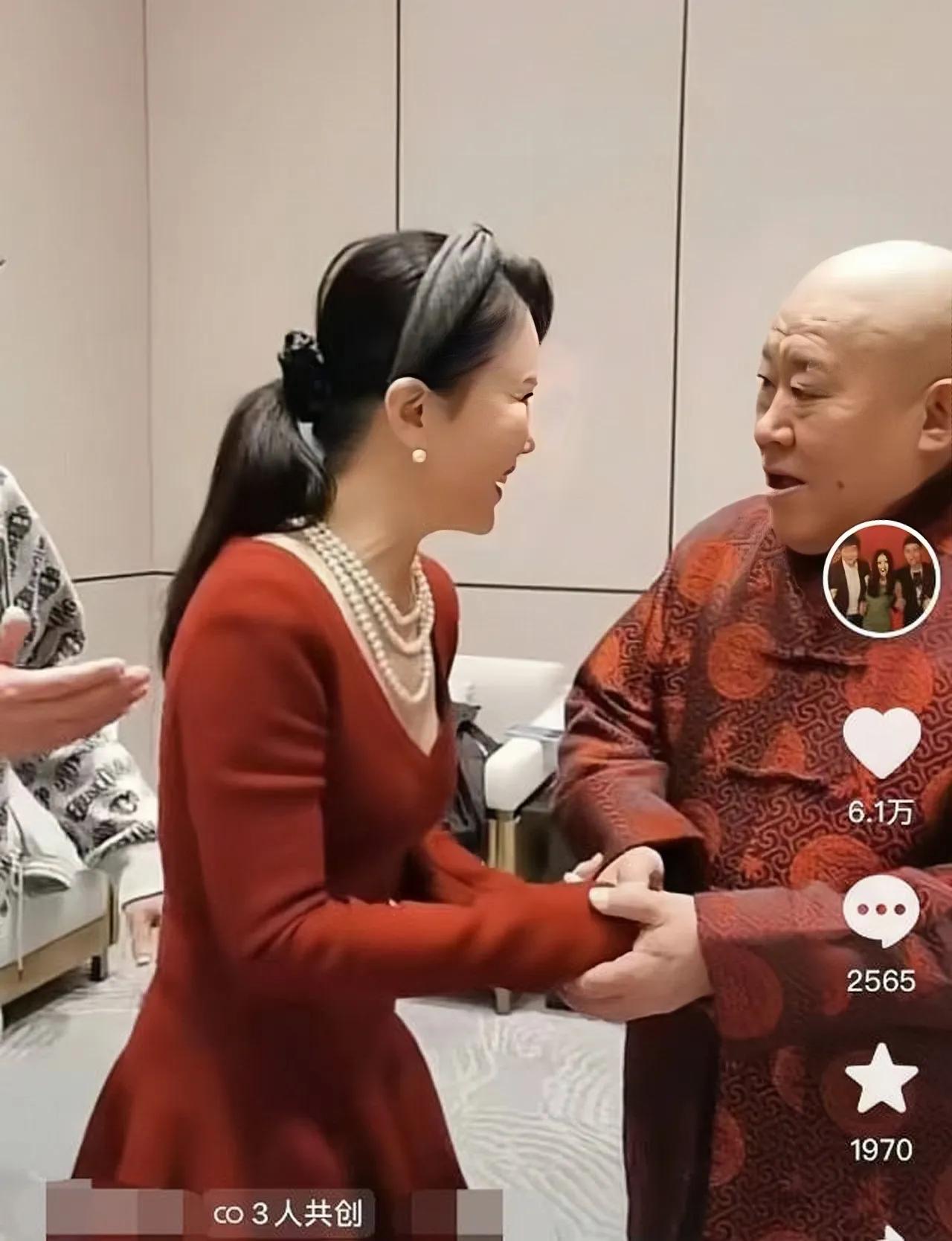 The play bone Du Xudong caused controversy again, but he held Ren Jing's hand and said that he ...