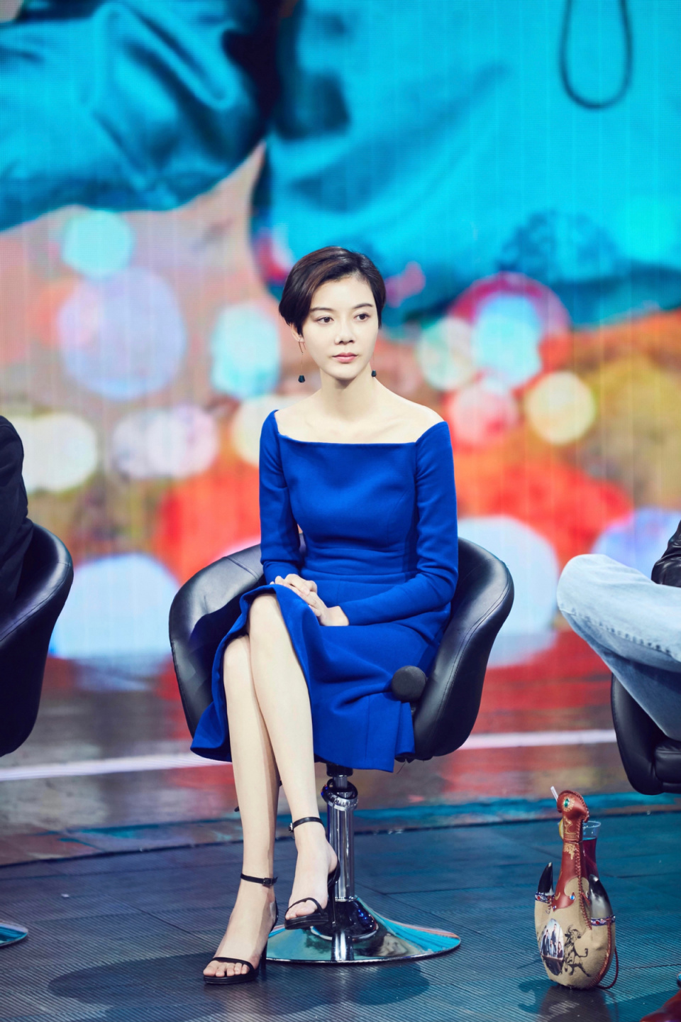 53-year-old Xu Qing is in the same frame as 40-year-old Che Xiao. It is ...