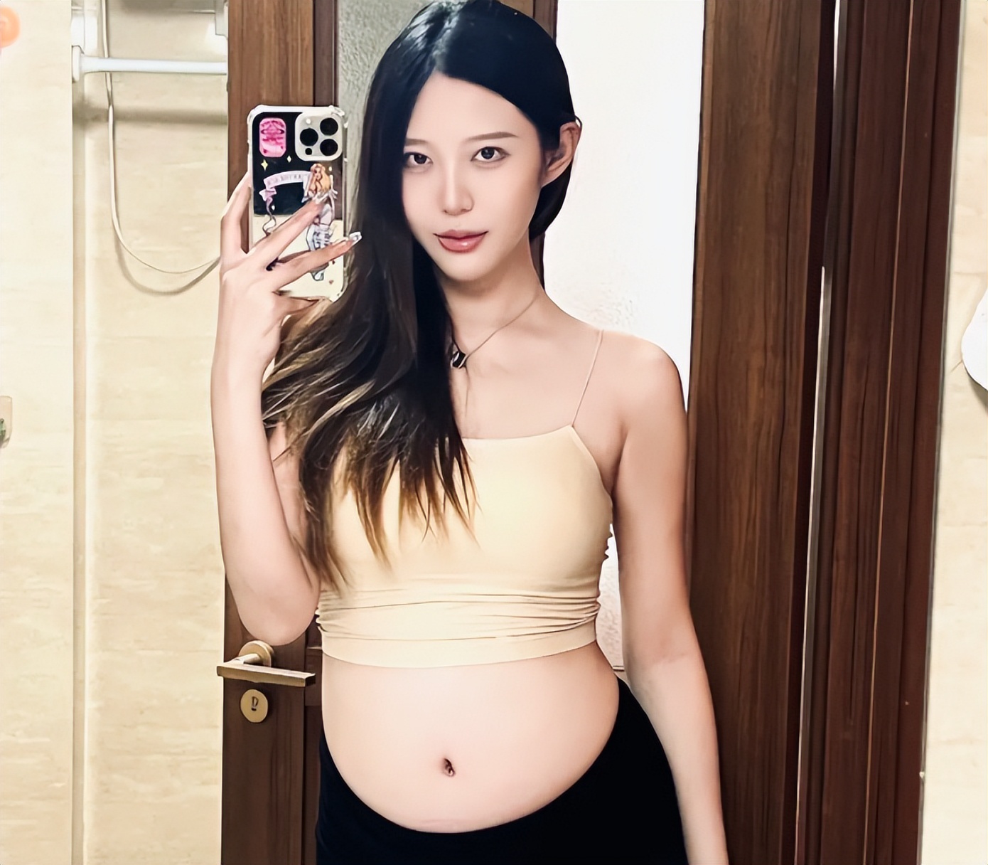 Zhao Ziting posted photos of her pregnant belly, her face softened a lot, netizens: I get ...
