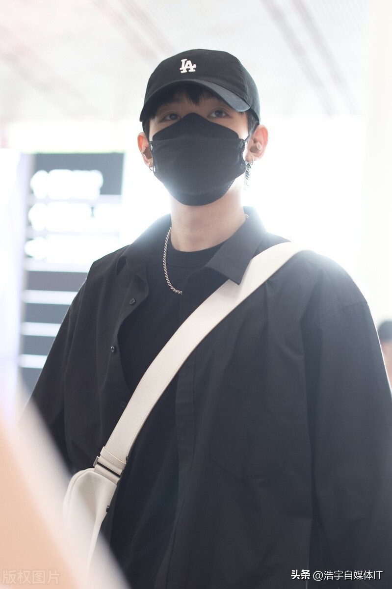 Deng Wei appeared at the Beijing Airport in a fashionable outfit full ...