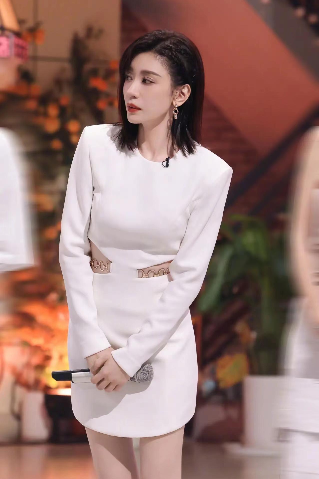 In her 40s, Jia Jing is still fashionable and charming. Every movement and smile of her is ...