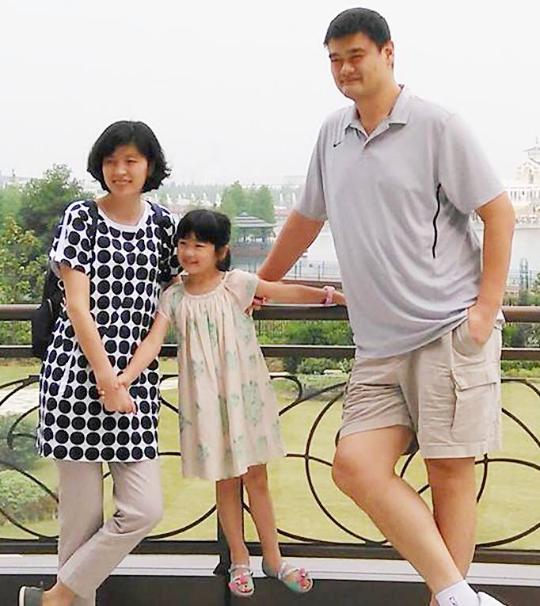Yao Ming took his daughter out for dinner, and 11-year-old Yao Qinlei ...