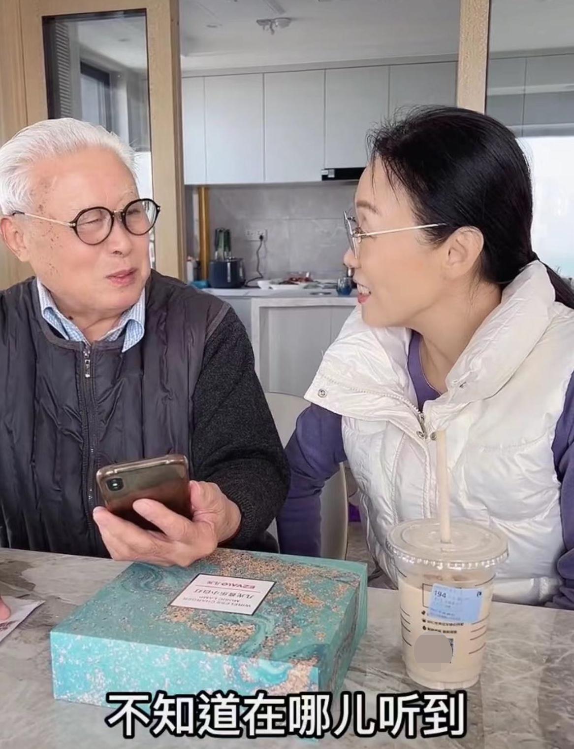 The 60-year-old actor Wu Qiong went back to his hometown to celebrate the New Year, dressed in ...