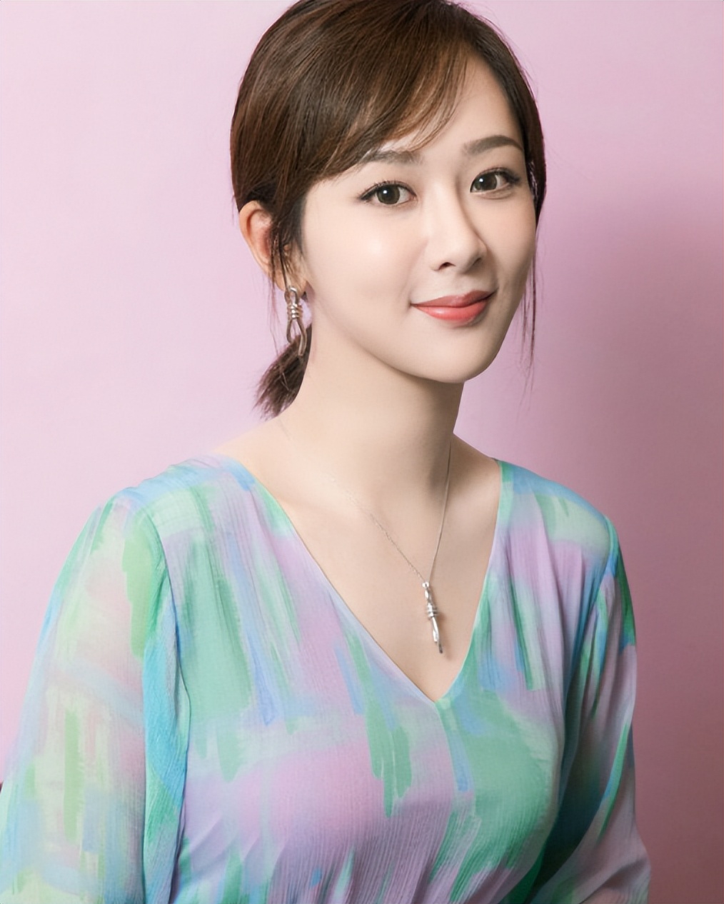 How good-looking Yang Zi is, wearing an embroidered cheongsam to set ...