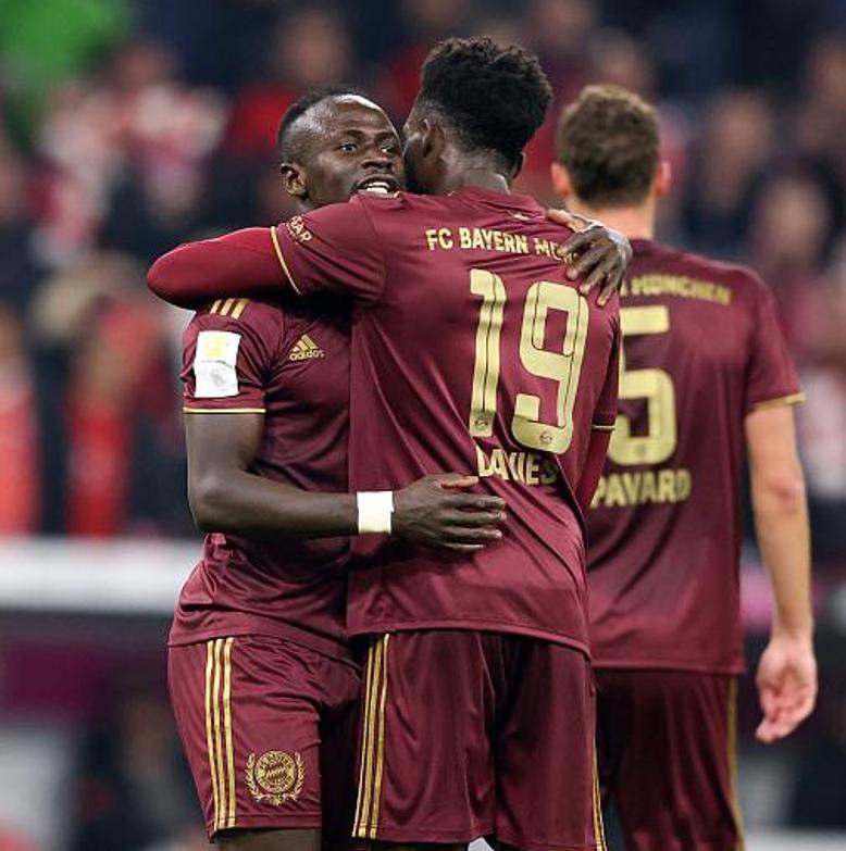 Another outrageous mistake in the Bundesliga!Goalkeeper slips the pass ...