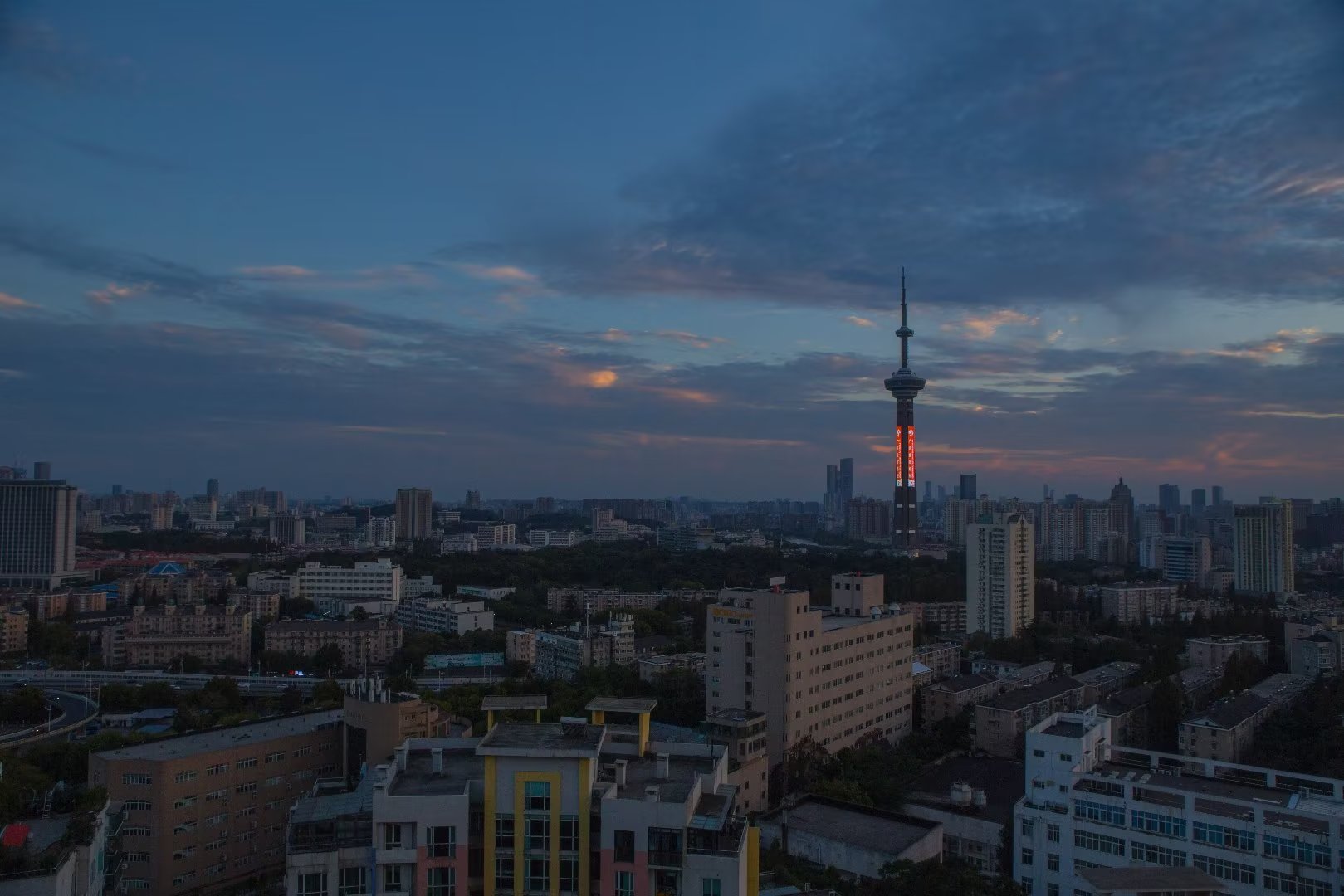 Stunning!Yesterday's Nanjing sunset swiped the screen!The sky is like a ...