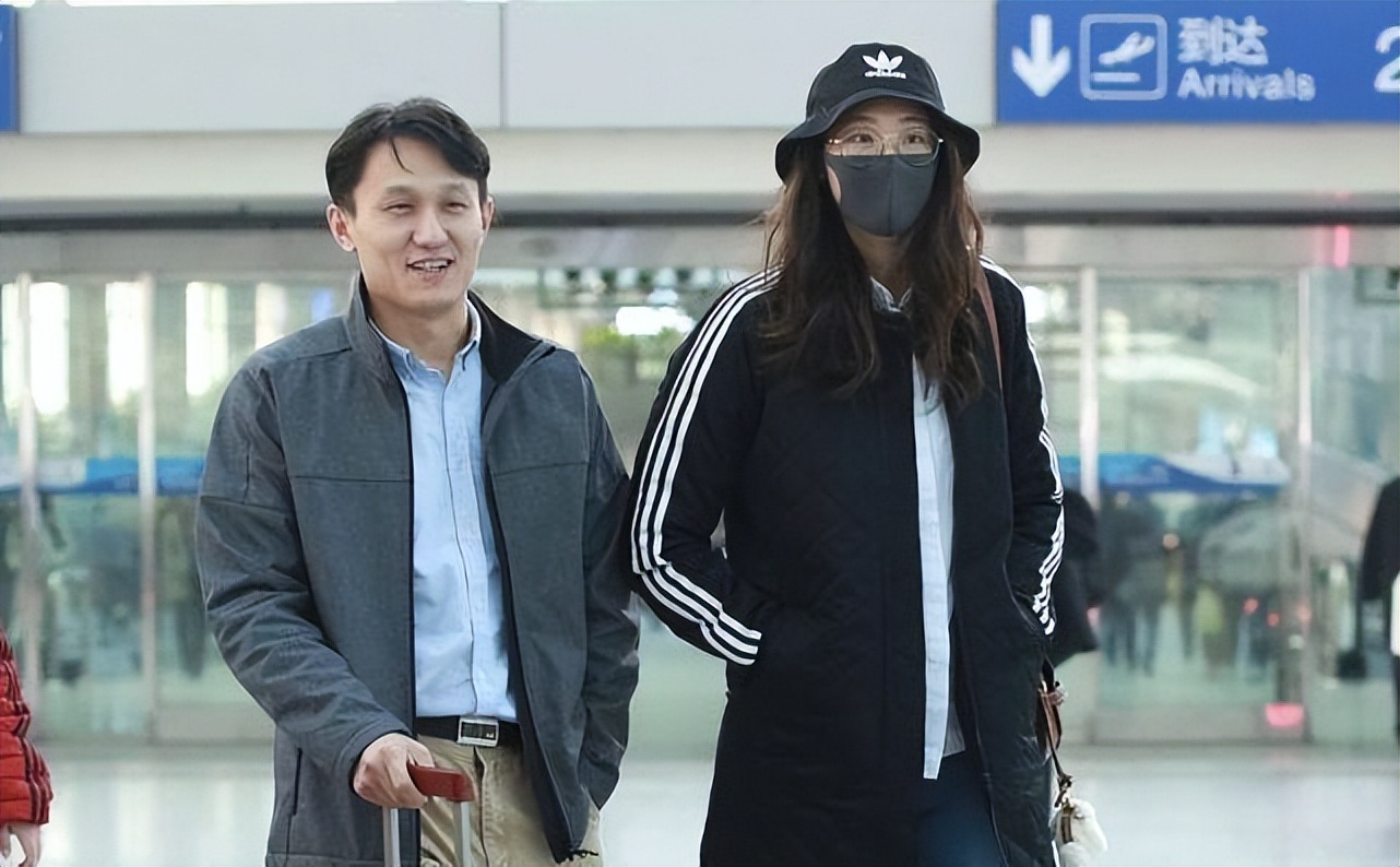 Hui Ruoqi is really tall beside her husband, she dresses casually and ...