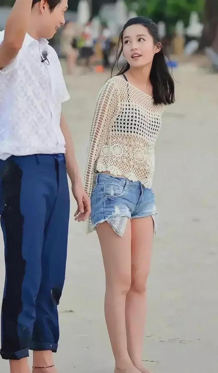 Li Qin and Wei Daxun interacted intimately on the beach, netizens: The ...