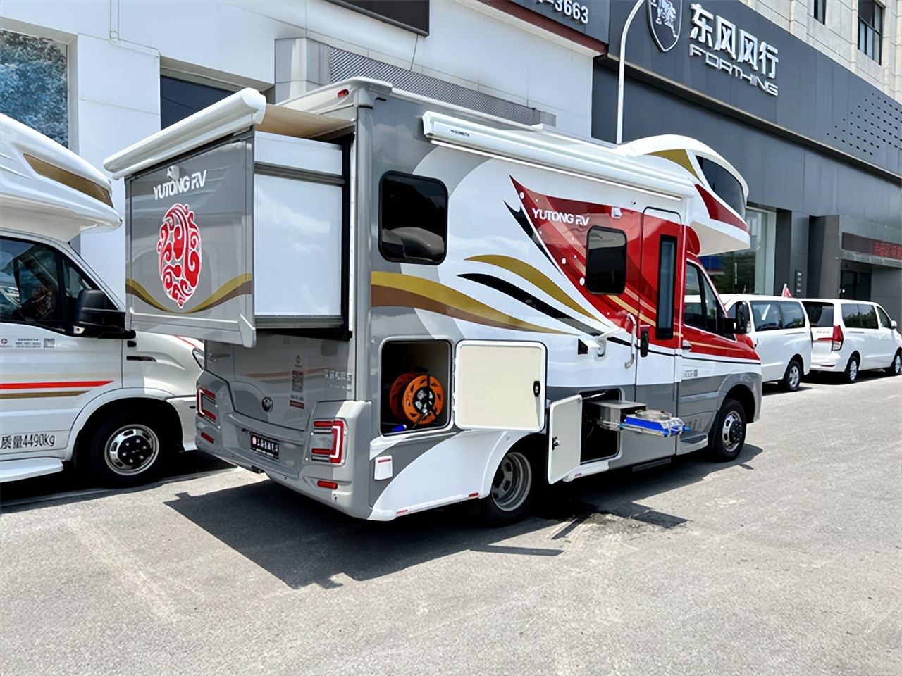 Yutong Yonghe Double Expansion RV - Graceful and Expensive, a New ...