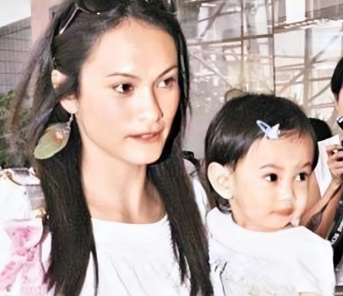 Netizens meet Cecilia Cheung's sister abroad, wearing a bold red dress ...