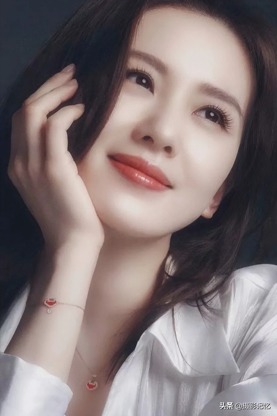 Liu Shishi: A faint smile, sweet beauty - iNEWS