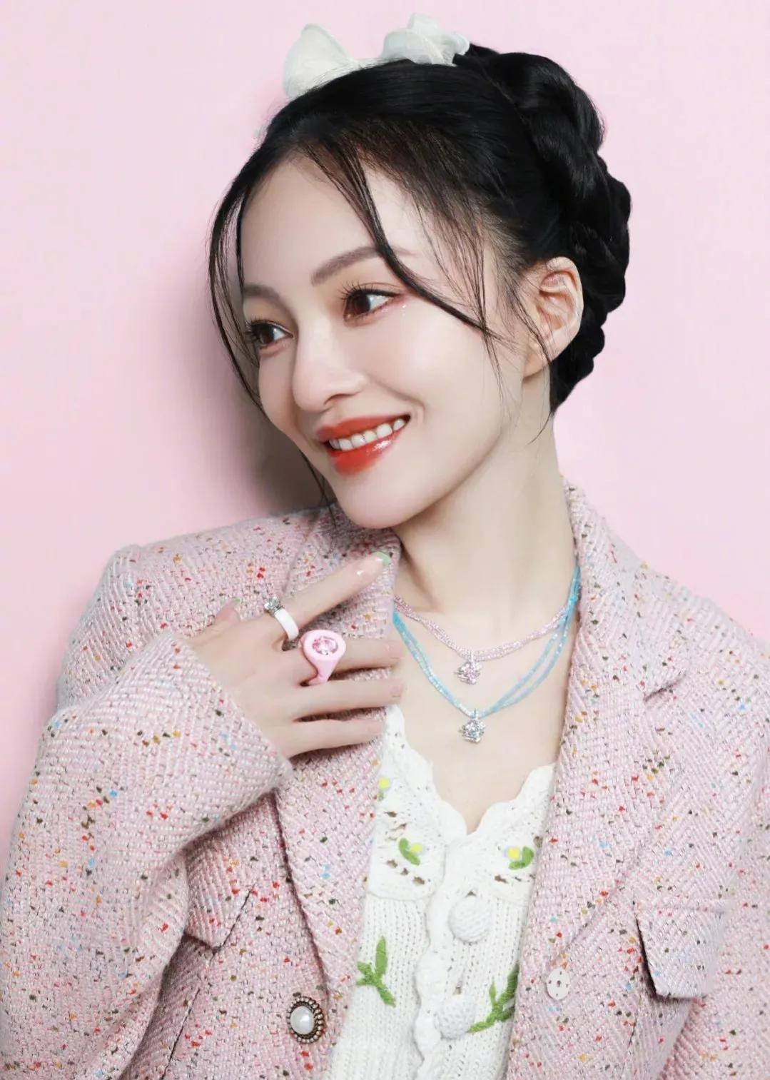 Angela Chang, beautiful and moving female singer - iNEWS