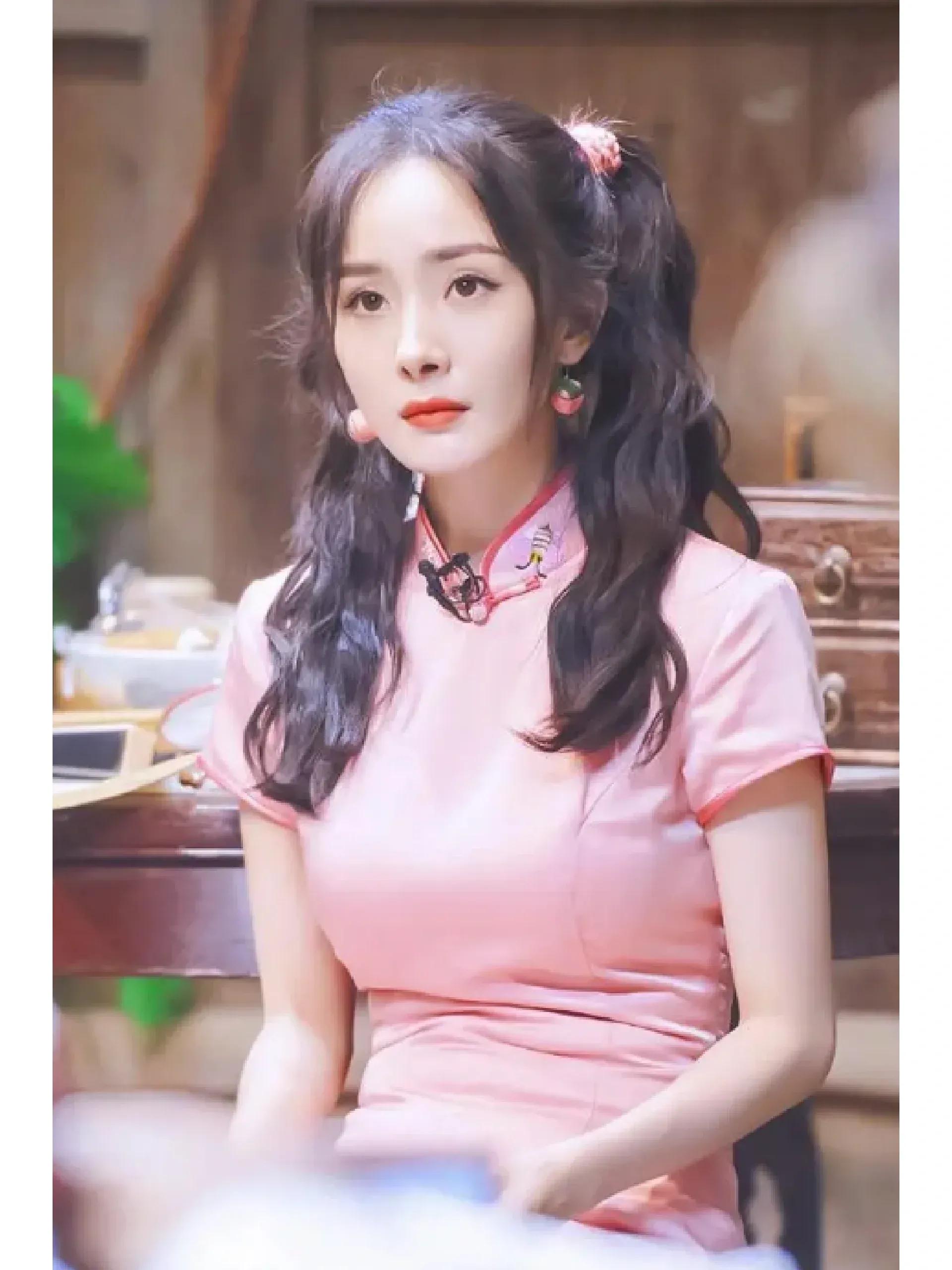 Yang Mi‖Pink cheongsam, double ponytail looks like a girl who came out ...