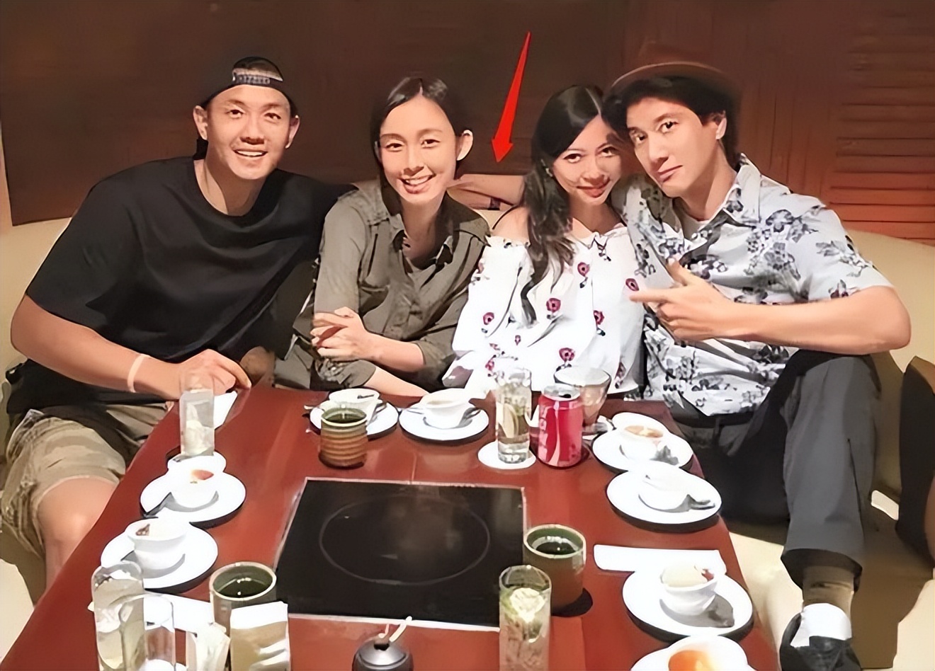 Hong Kong media exposed Fan Weiqi and Wang Leehom's passionate video of 4 people! The picture is ...