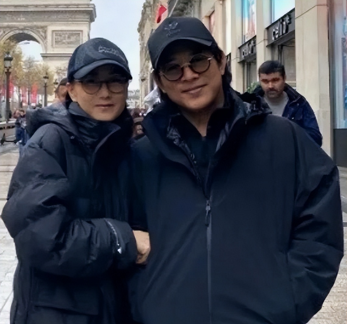 60-year-old Jet Li posted a group photo of his husband and wife, Li Zhi ...