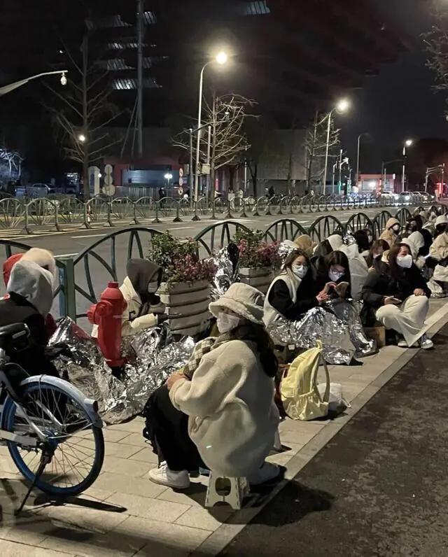 Thousands of people sleep on the street overnight, what's going on ...