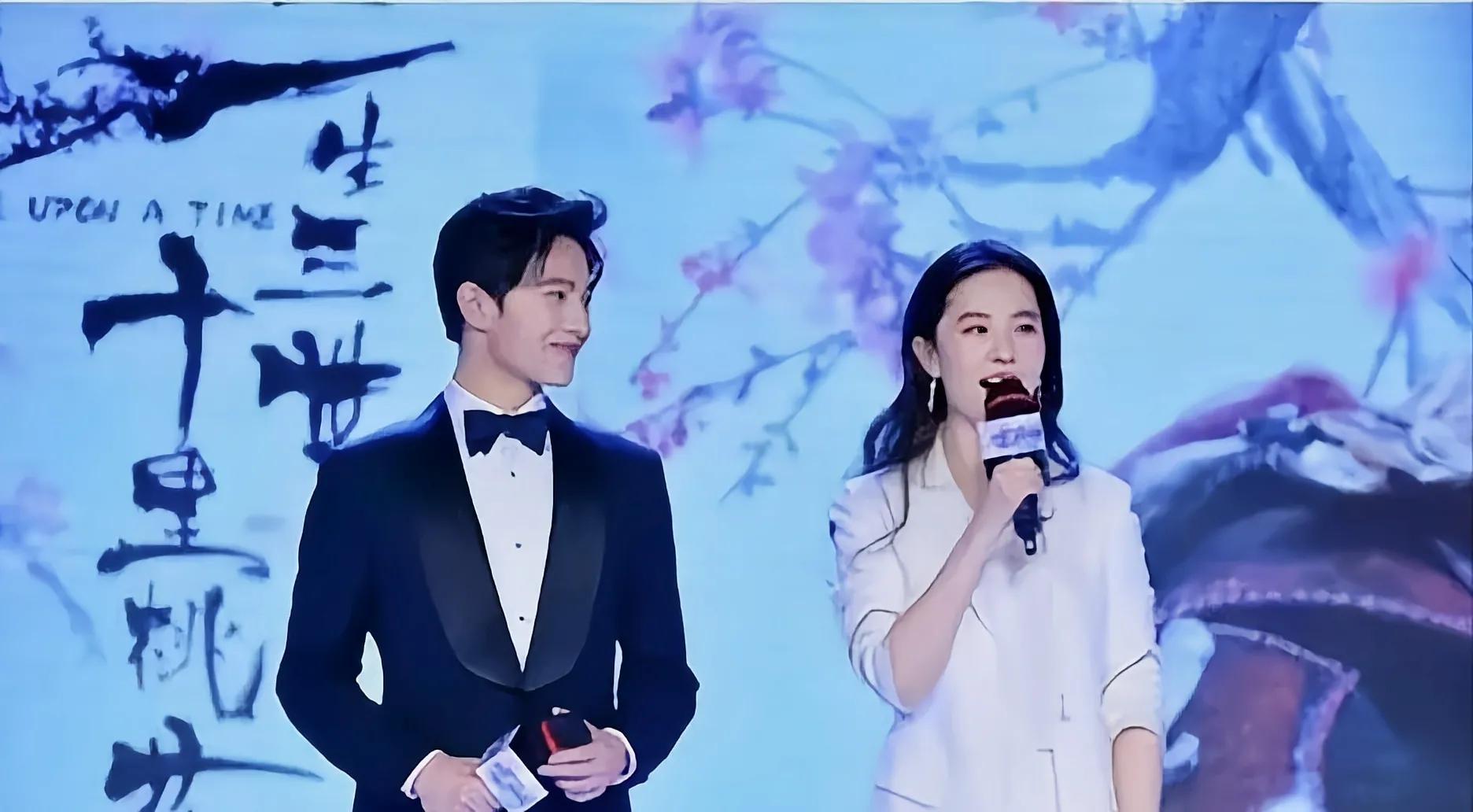 Who else has been in the same frame as Yang Yang? You win if you can ...