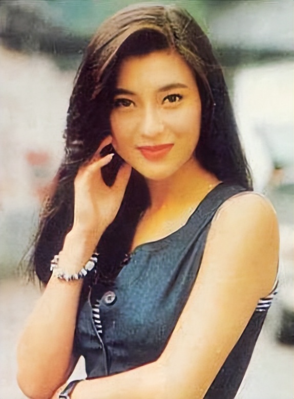 She is as beautiful as a peach blossom and is known as the little Li ...