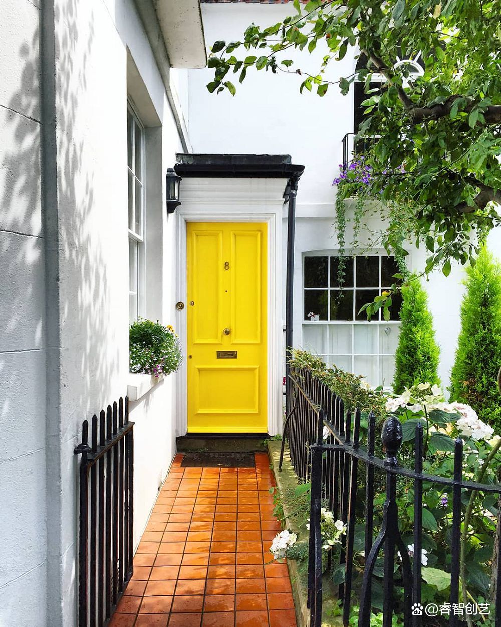 A different kind of "facade battle" - British photographer Bella Foxwell captures the beautiful ...