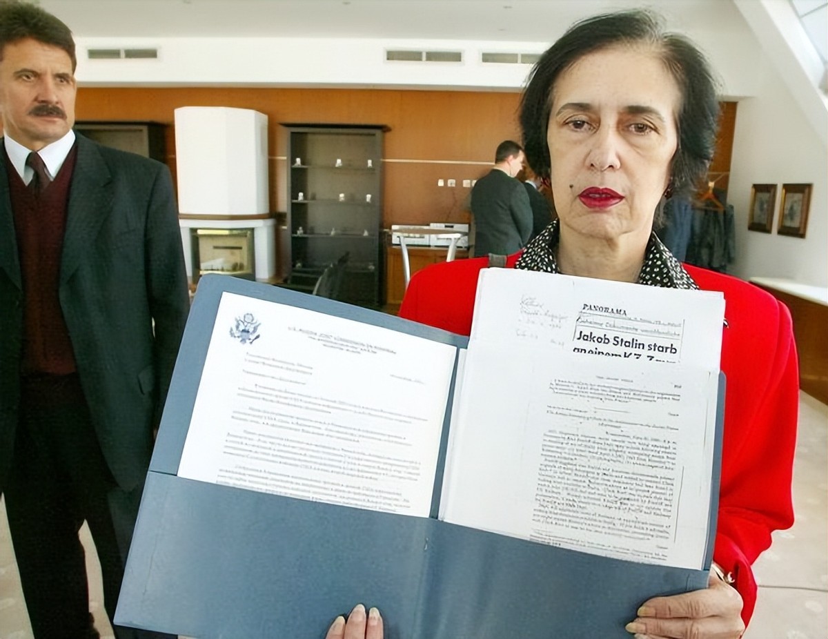 After the death of the grandson who defended Stalin everywhere, what ...