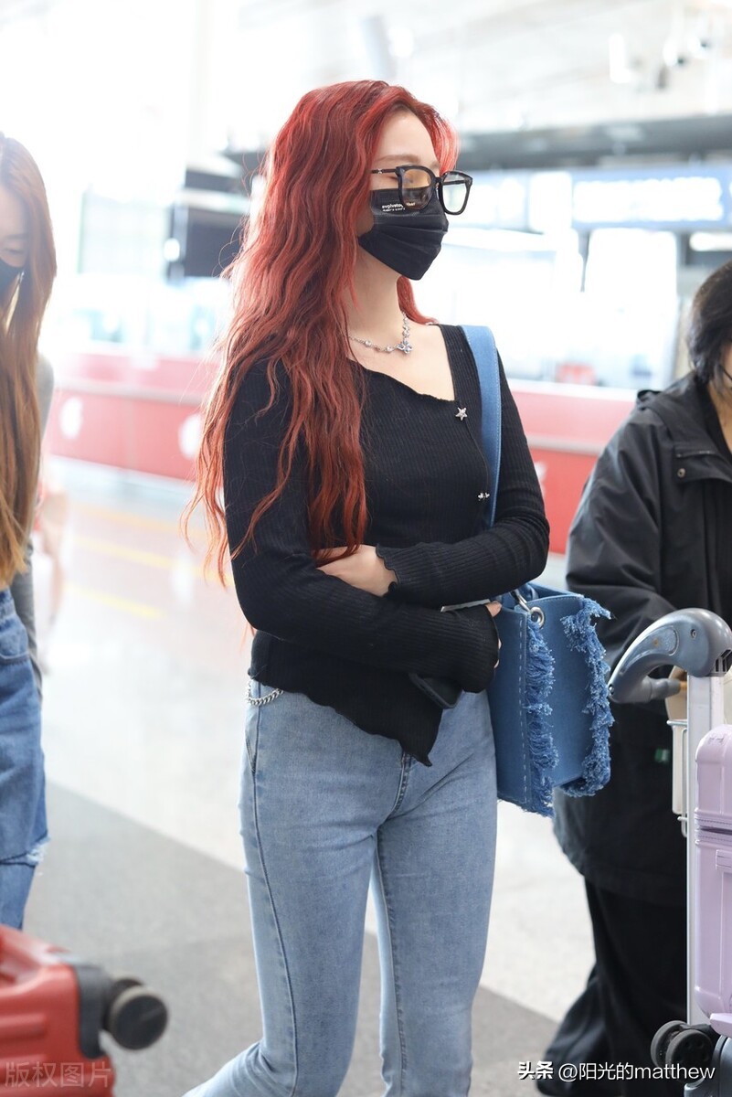 Zhang Zining appeared at the airport, with red hair and big waves ...