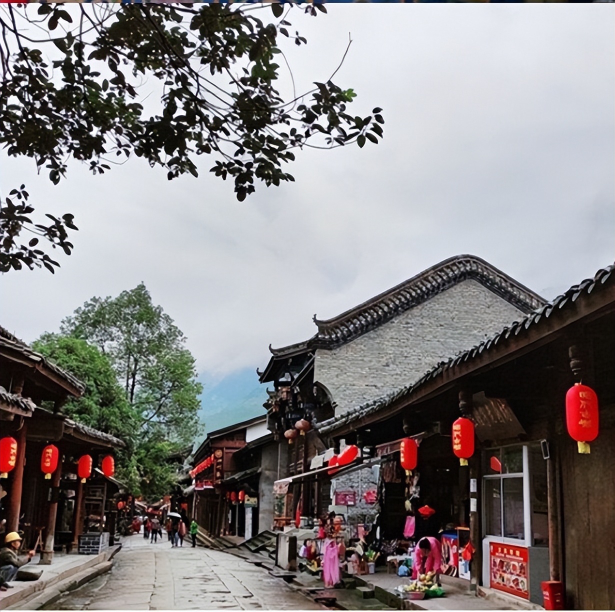 Experience the thrilling "Bird Road" of the 100-meter cliff around ...