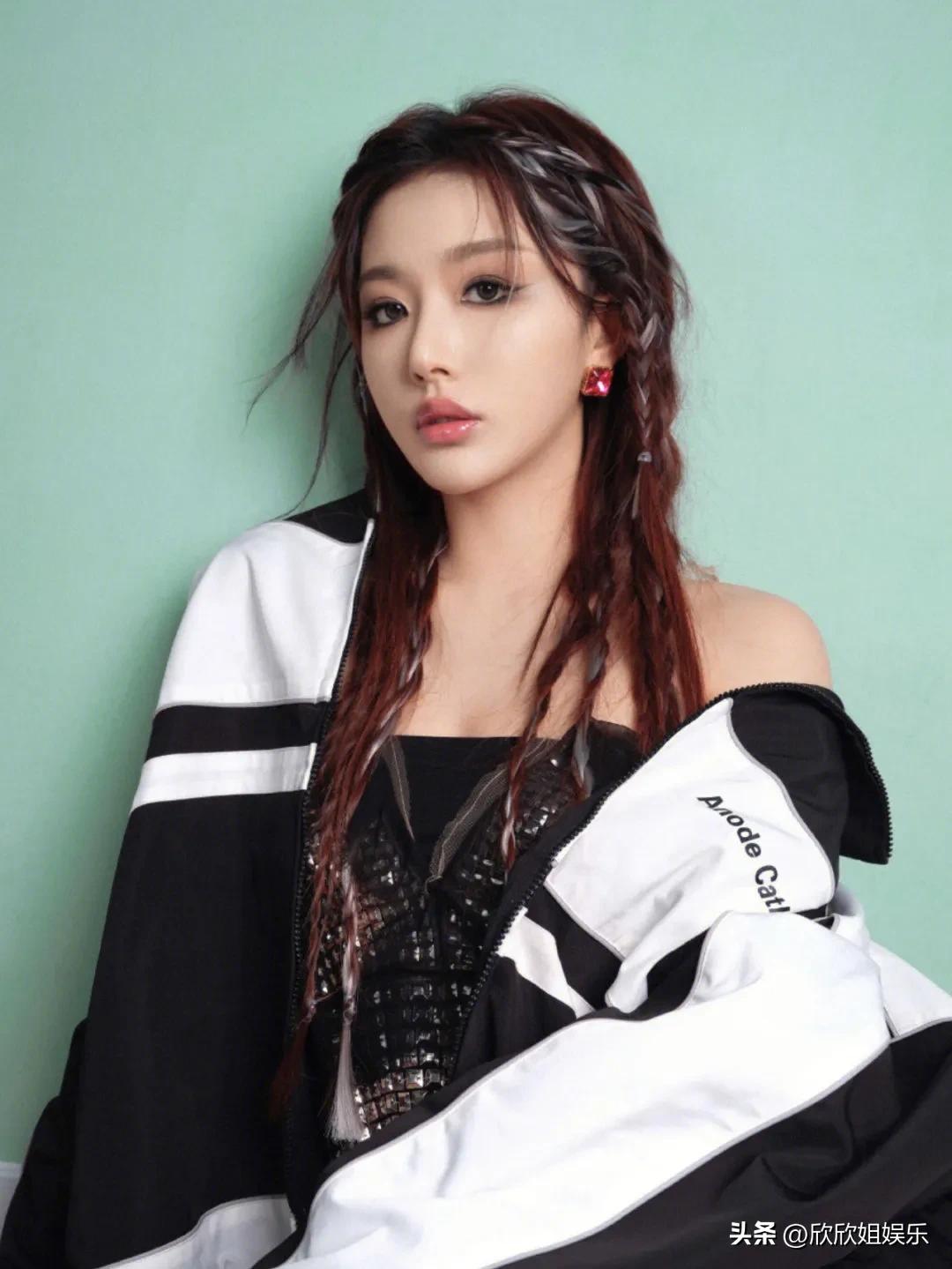 Female star Kong Xueer - iNEWS