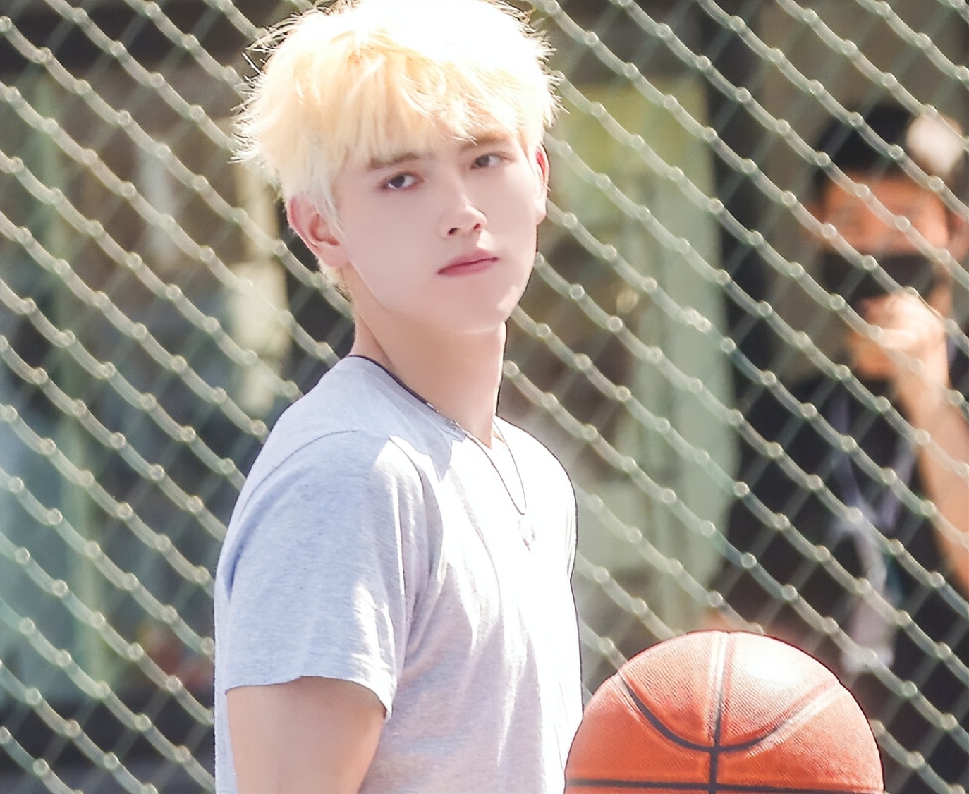 Glancing around, shaking your head?23-year-old Zhang Jingyi debuted ...