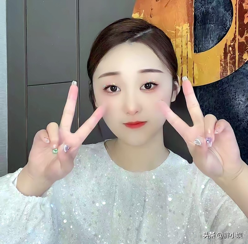 Chen Yanan appeared on the street, and a family of three squatted on ...